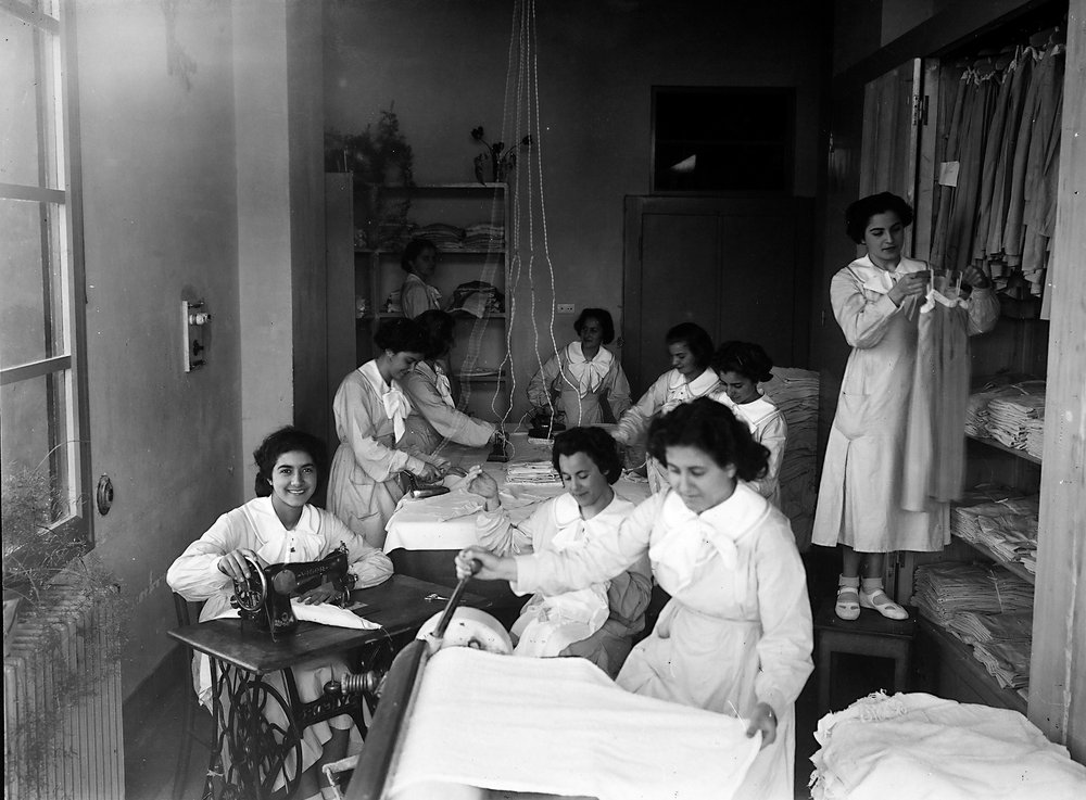 Villa Rosa Maltoni Mussolini: meisjes die strijken en de was klaarmaken ...