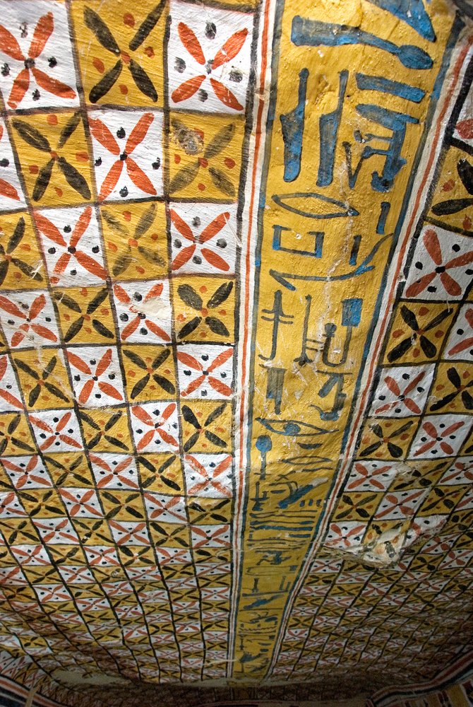 Egyptische oudheid: plafond versierd met geometrische motieven, graf ...