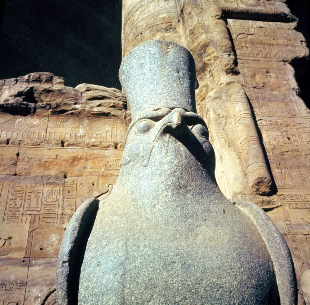 Standbeeld van Horus, in de Offerhof van de Tempel van Horus (detail)
