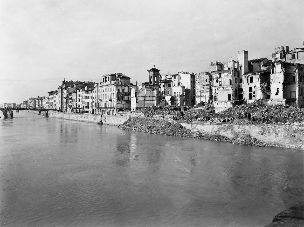 Wereldoorlog II: het puin langs de Arno-rivier in Florence, na het ...