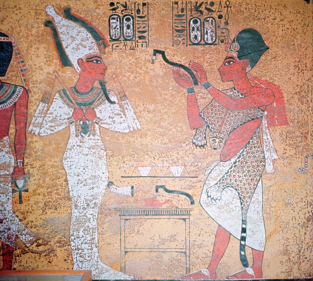 Ay voert de mondopeningsceremonie uit op de mummie van Toetanchamon (ca ...