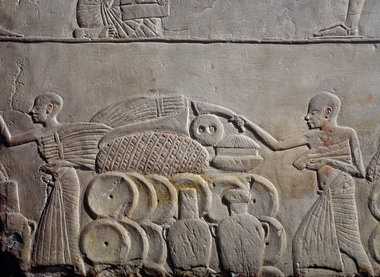 Schikking van voedsel in magazijnen, kalkstenen muur reliëf, uit ...