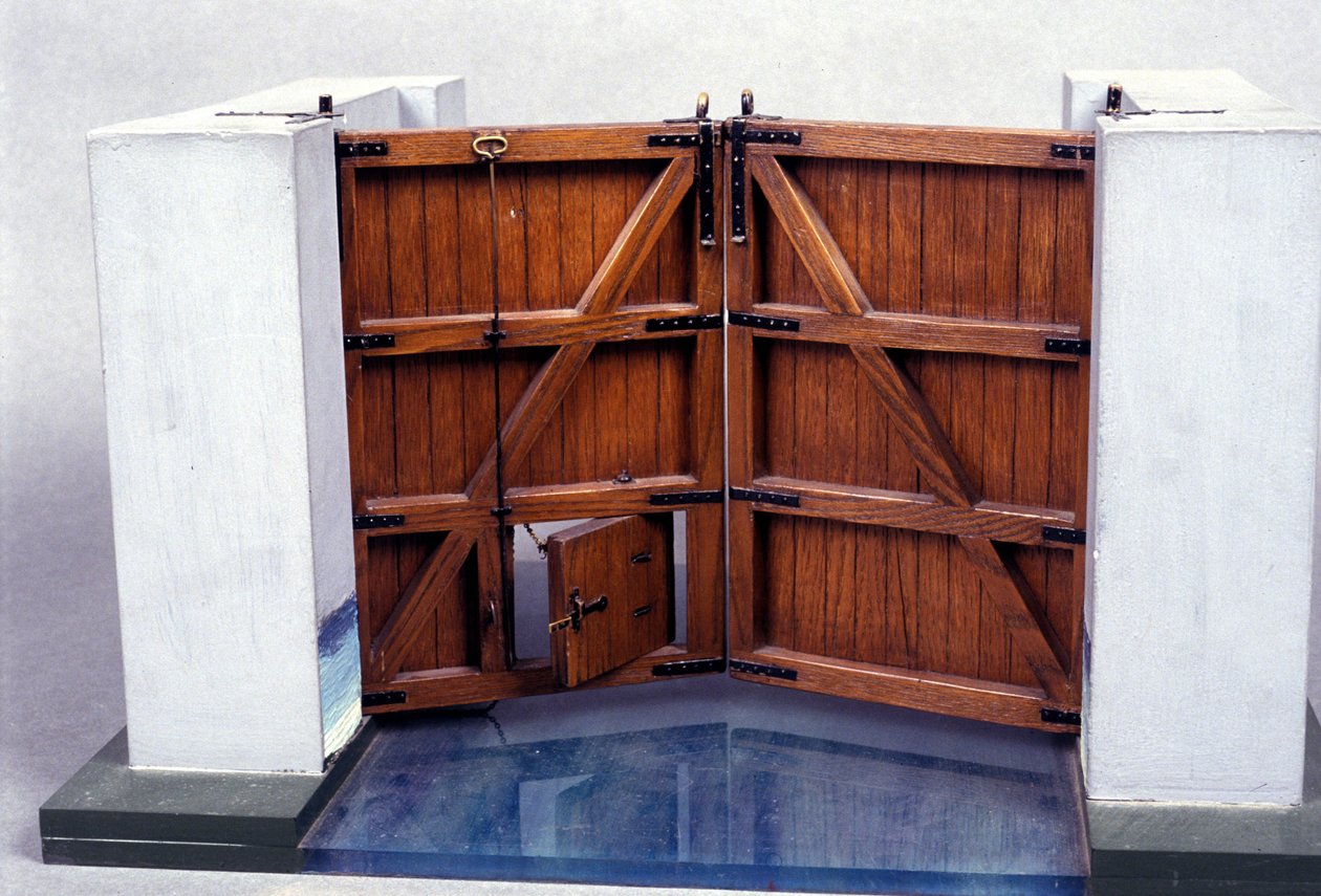 Een rivier sluis. Model naar de tekening van Leonardo da Vinci. Museum ...