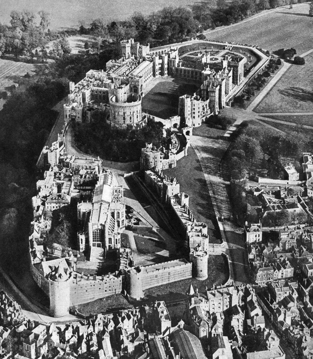 Luchtfoto van Windsor Castle, met St. Georges Chapel op de voorgrond, 1935